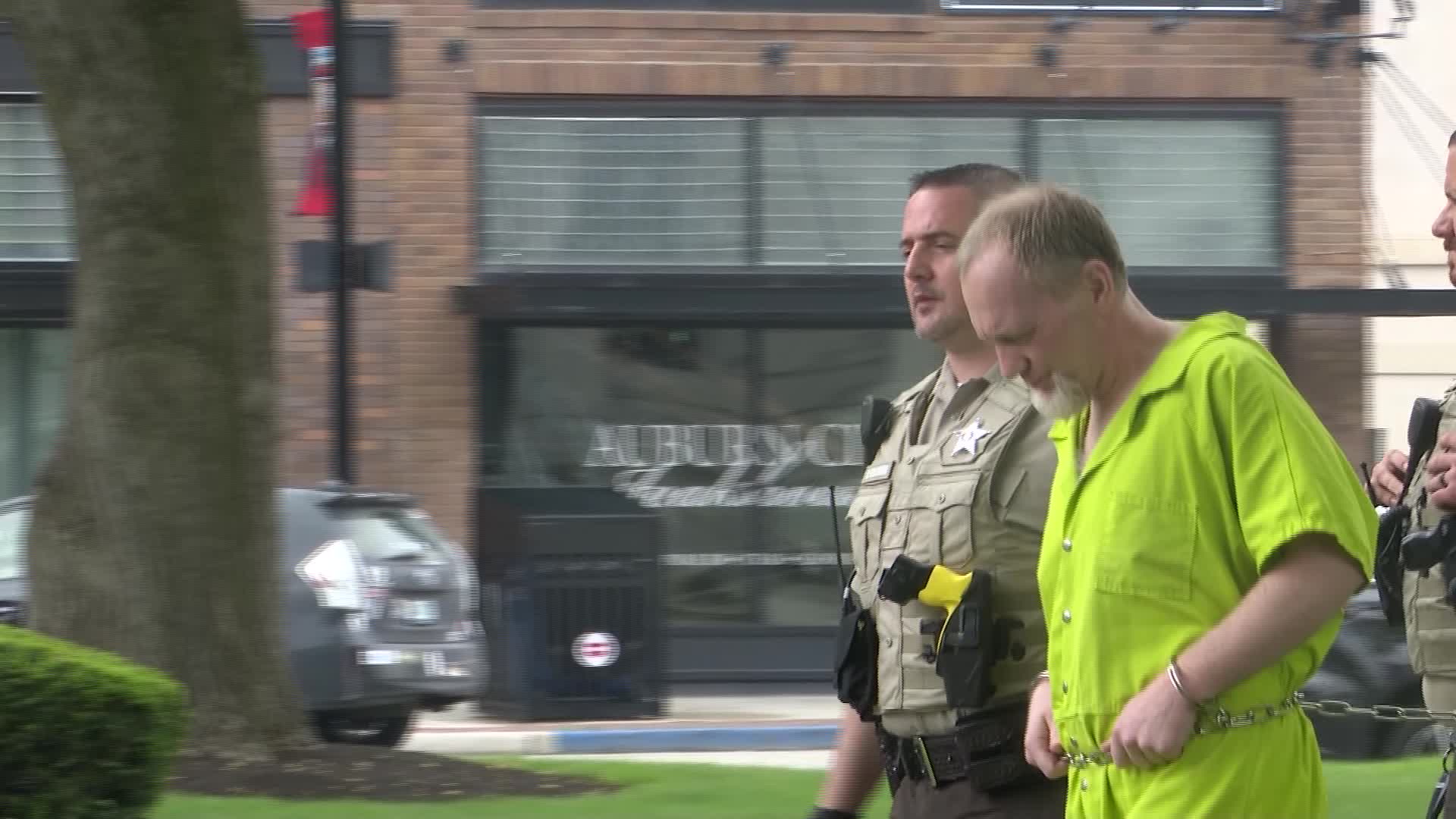 Terry Sands walks out of the DeKalb County courthouse – WANE 15