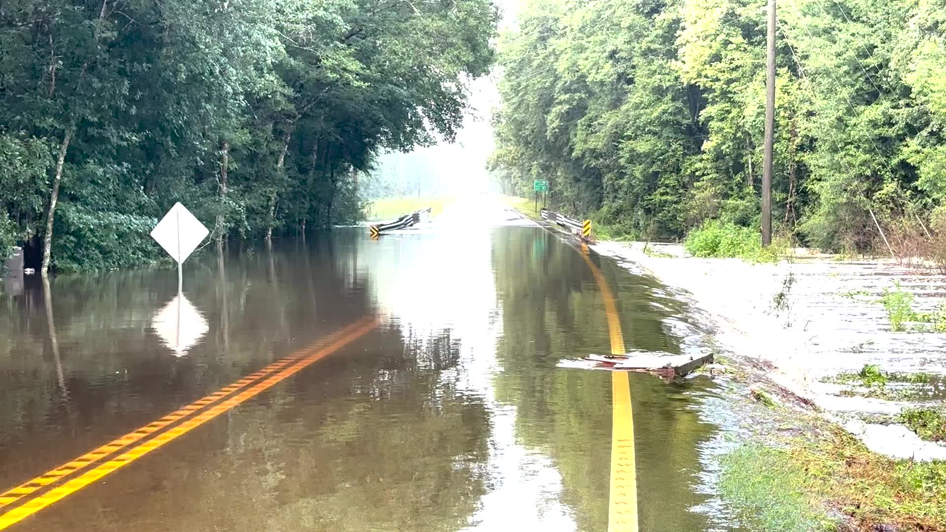 Video shows flooding on Cooper Store Road in Berkeley County – WCBD News 2